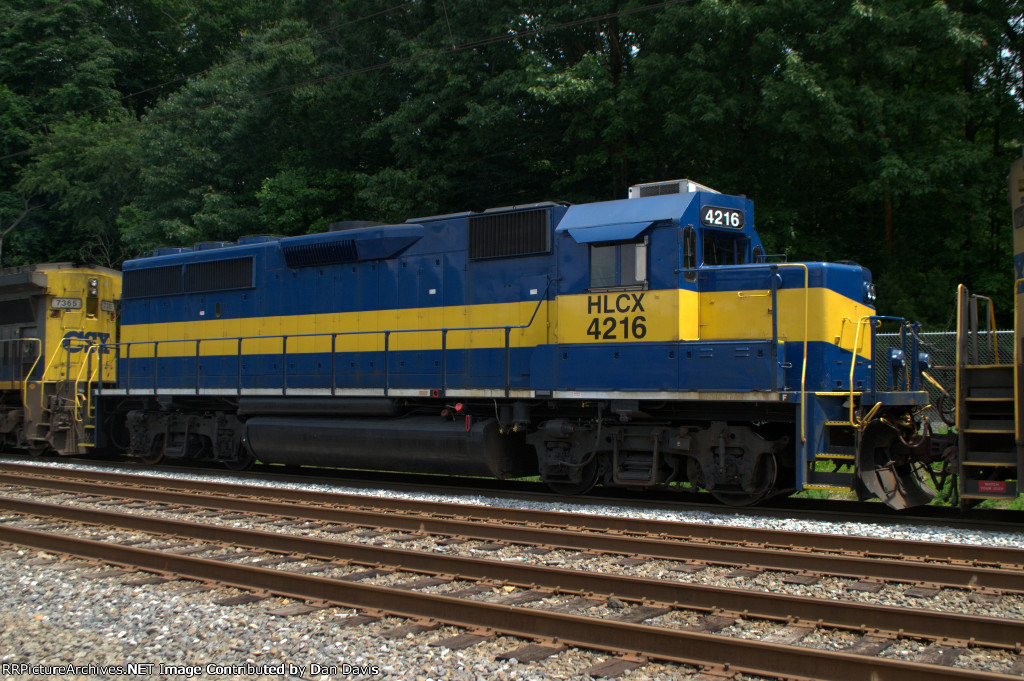 HLCX GP40-2 4216 trails on Q418-13